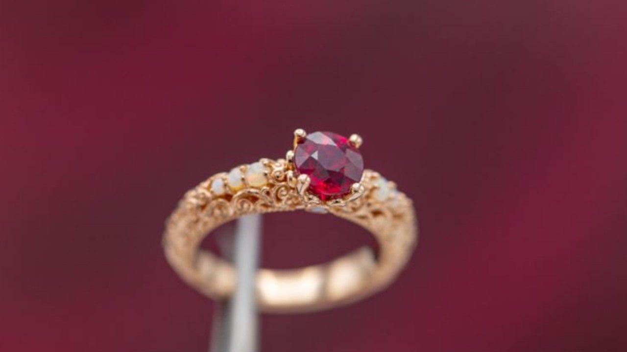 Piedras preciosas: rojas - Enrique Ortega Burgos