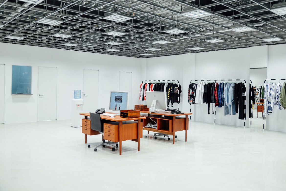 OFF- WHITE: FLAGSHIP STORES. - Enrique Ortega Burgos